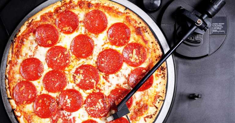 Pizza Hut has created the world's first playable DJ pizza box [VIDEO ...